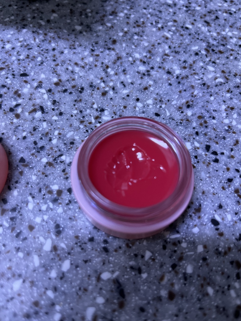 건조할 때 색 없는 립밤은 입술이 허옇게돼서 별로였는데 이건 딱 적당히 색감이 올라오고 광...