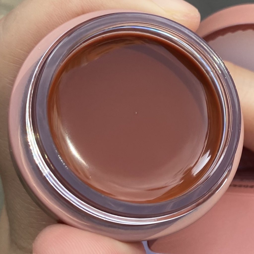 의외로 발색이 좋습니다! 저는 페리페라 킹뮤트라슈 같은 브라운톤 매트립으로 베이스 깔고 위...