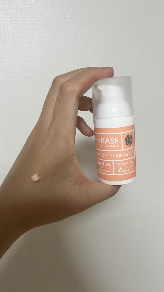 It applies smoothly and feels moist. My cheeks and...