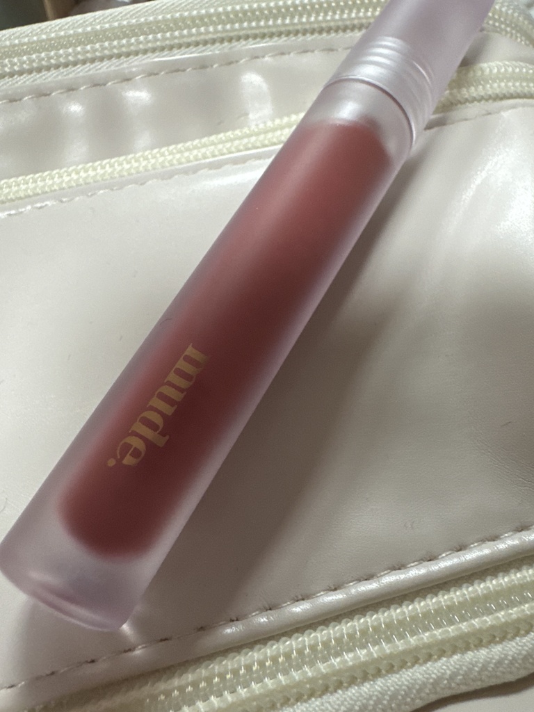 브라운 빛이 살짝 도는 로즈컬러인데 무화과 컬러를 찾다가 구매했어요~ 색감이 있는 편이...