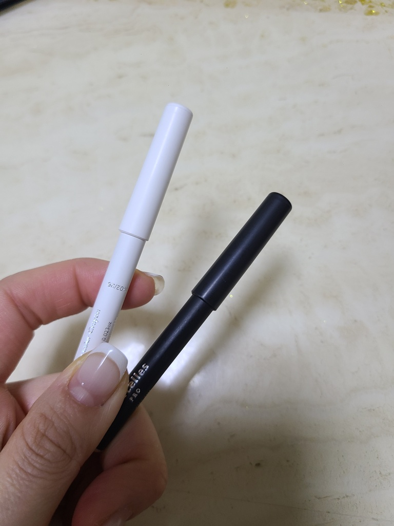 얼굴에 급 늘어난 잡티&여드름흉터땜에 리퀴드타입 컨실러만으로 커버가 안되서 펜슬타입을 ...