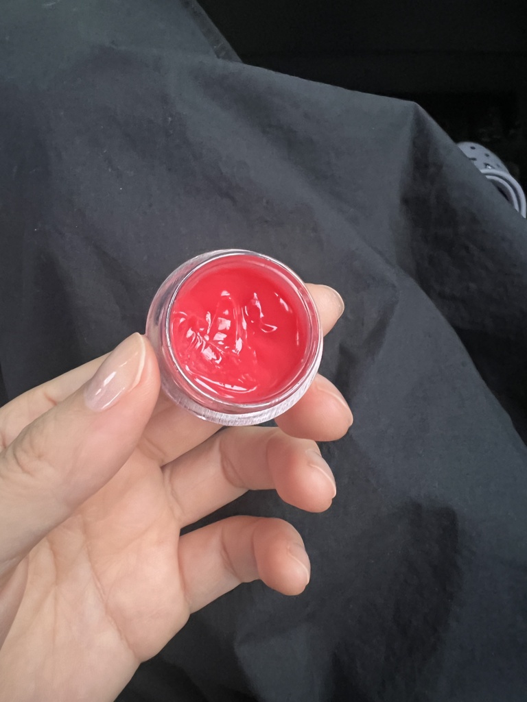 가지고 다니면서 바를려고 소분해서 쓰는데 입술이 엄청 청초해 보여요~ 보습감도 있어서 립밤...